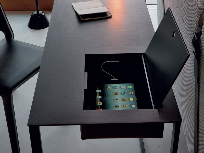 Buy the Ex-Display Zanotta 2730 Calamo Desk at nest.co.uk