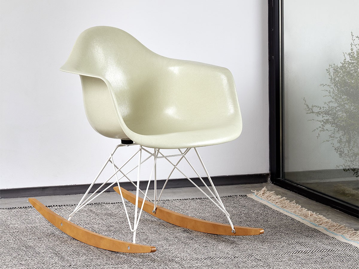 Buy the Vitra RAR Eames Fiberglass Rocking Chair - Golden Maple Base at ...