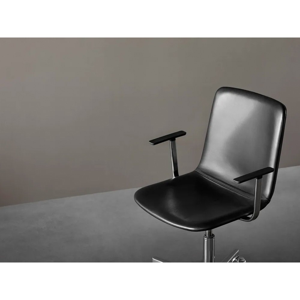Buy the Fredericia Pato Executive Office Armchair - Swivel Base with Castors - Leather at nest.co.uk